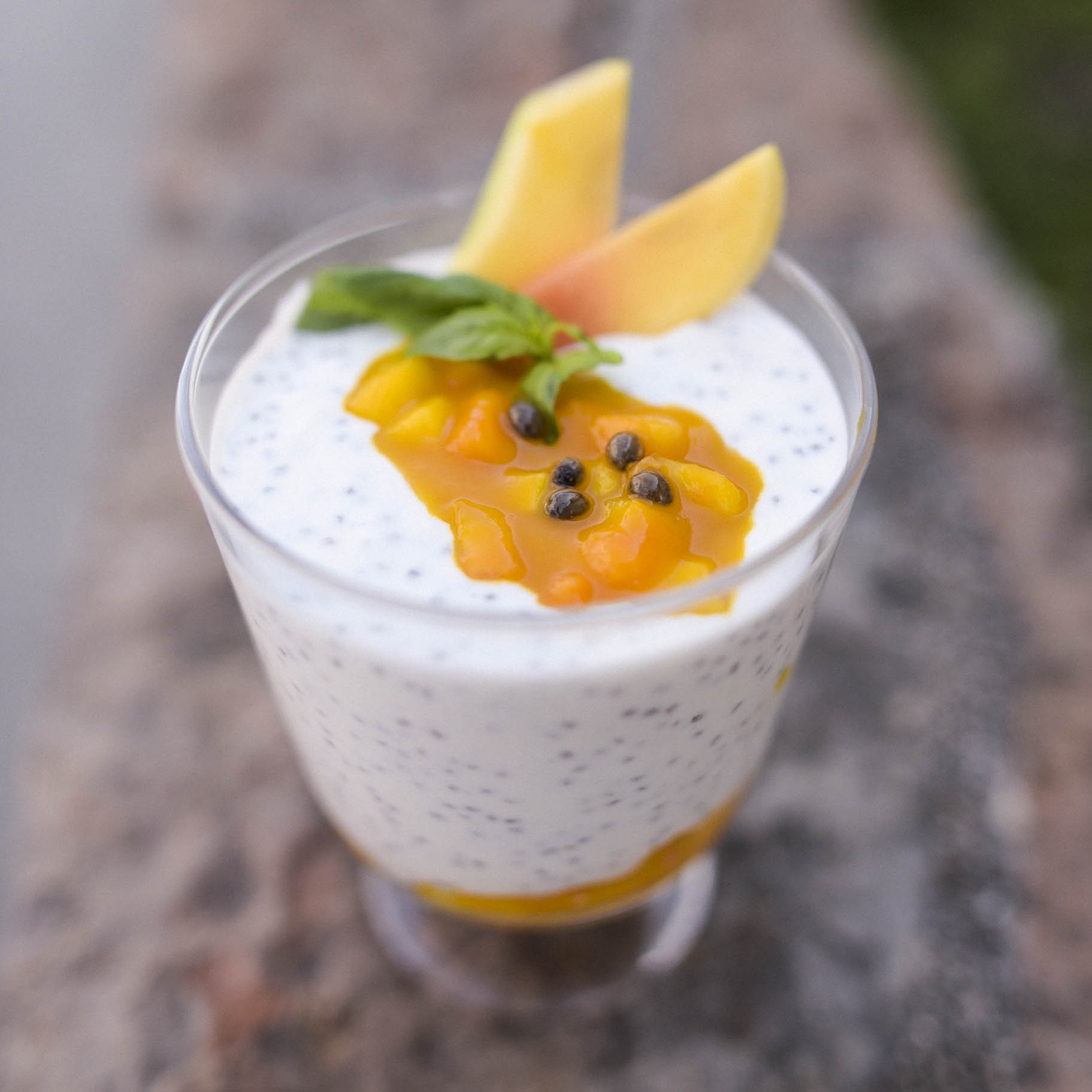 Chia-Pudding mit Mango-Papaya-Ragout