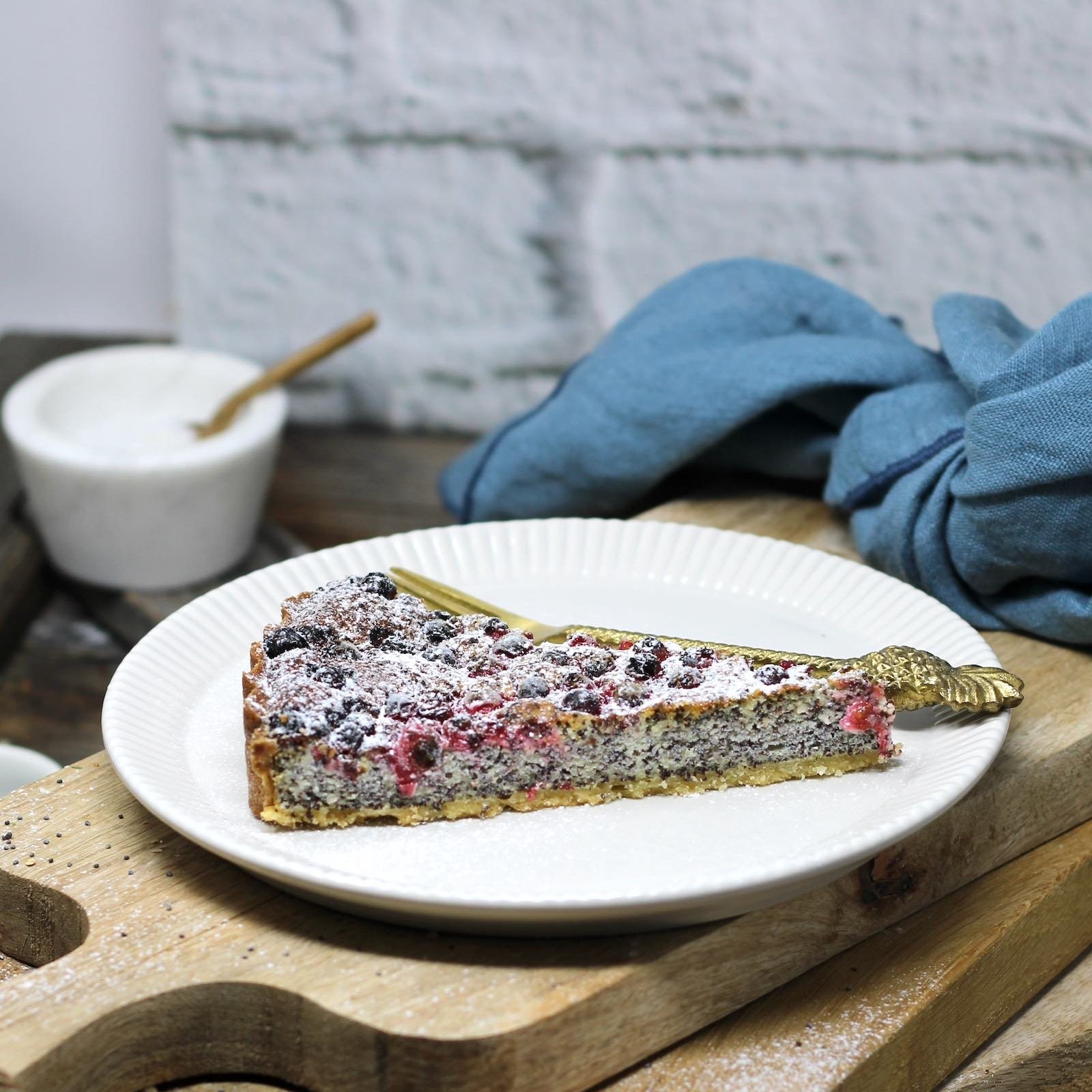 Mohn-Topfen Tarte mit Ribisel (1 Stück)