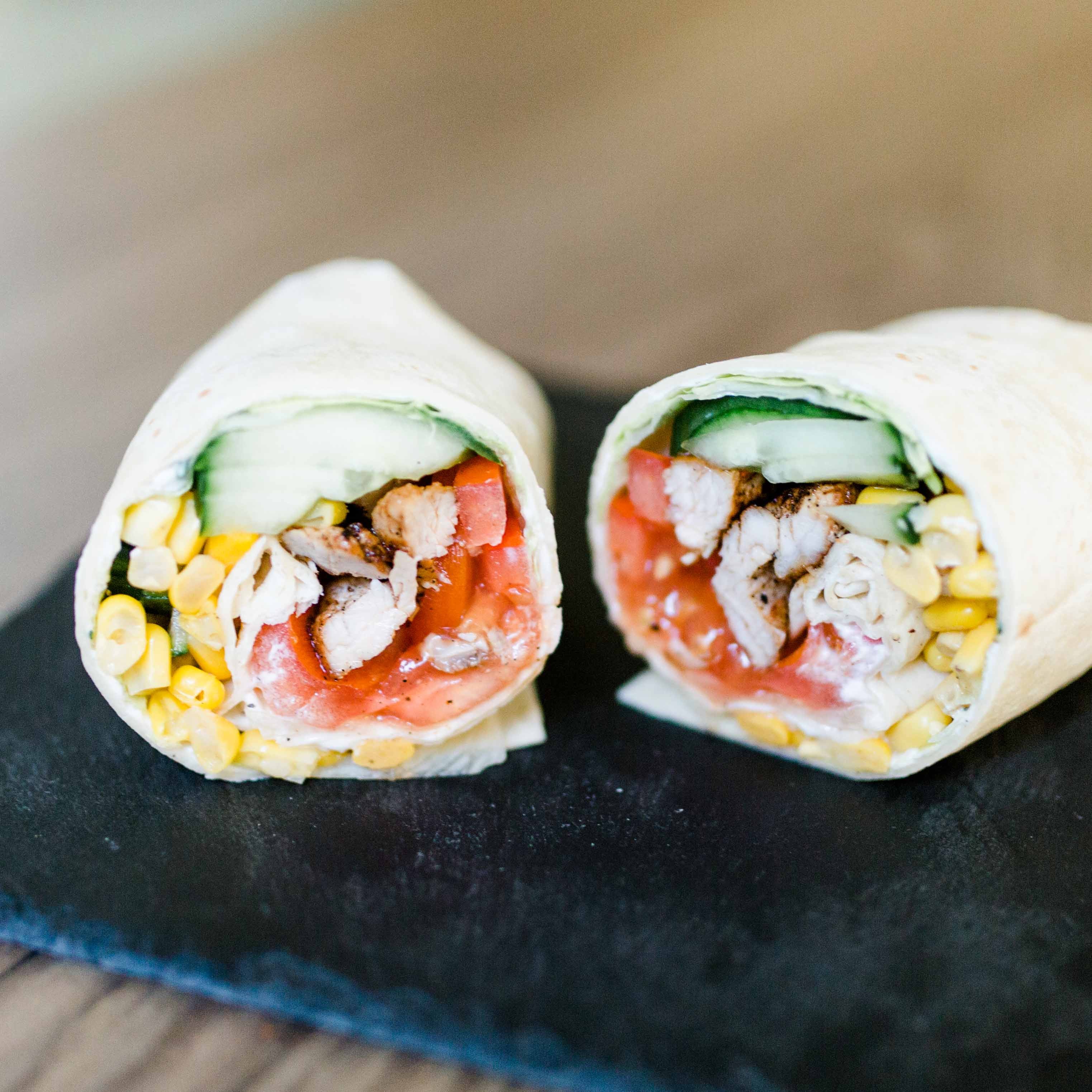 Chicken-Wrap mit Tomaten, Mais und Gurken (Bio-Fleisch)
